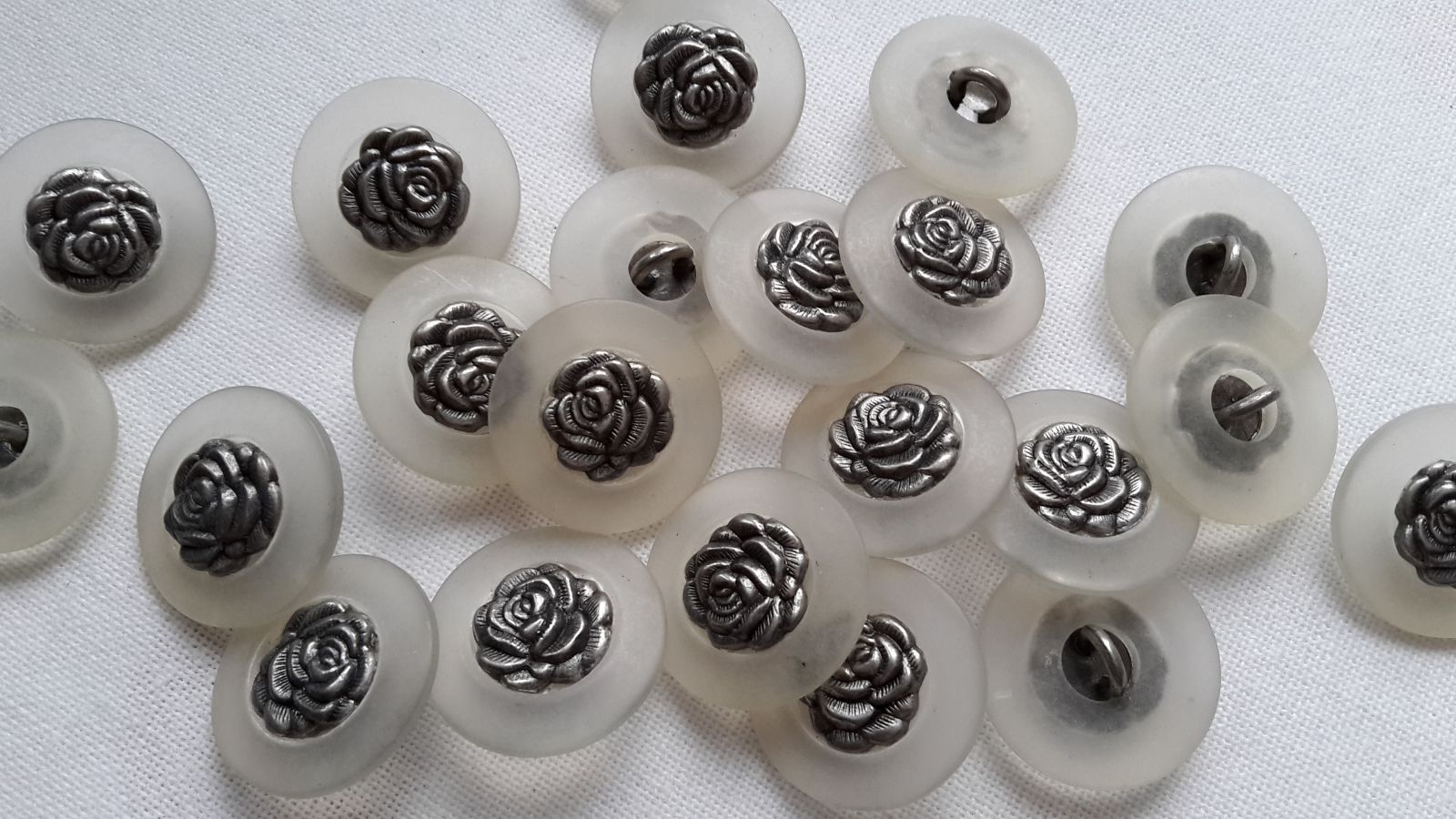 Lot de 20 boutons - Rond opaque avec rose vieil argent - Mercerie de la ... Lot de 20 boutons - Rond opaque avec rose vieil argent - Mercerie de la ...