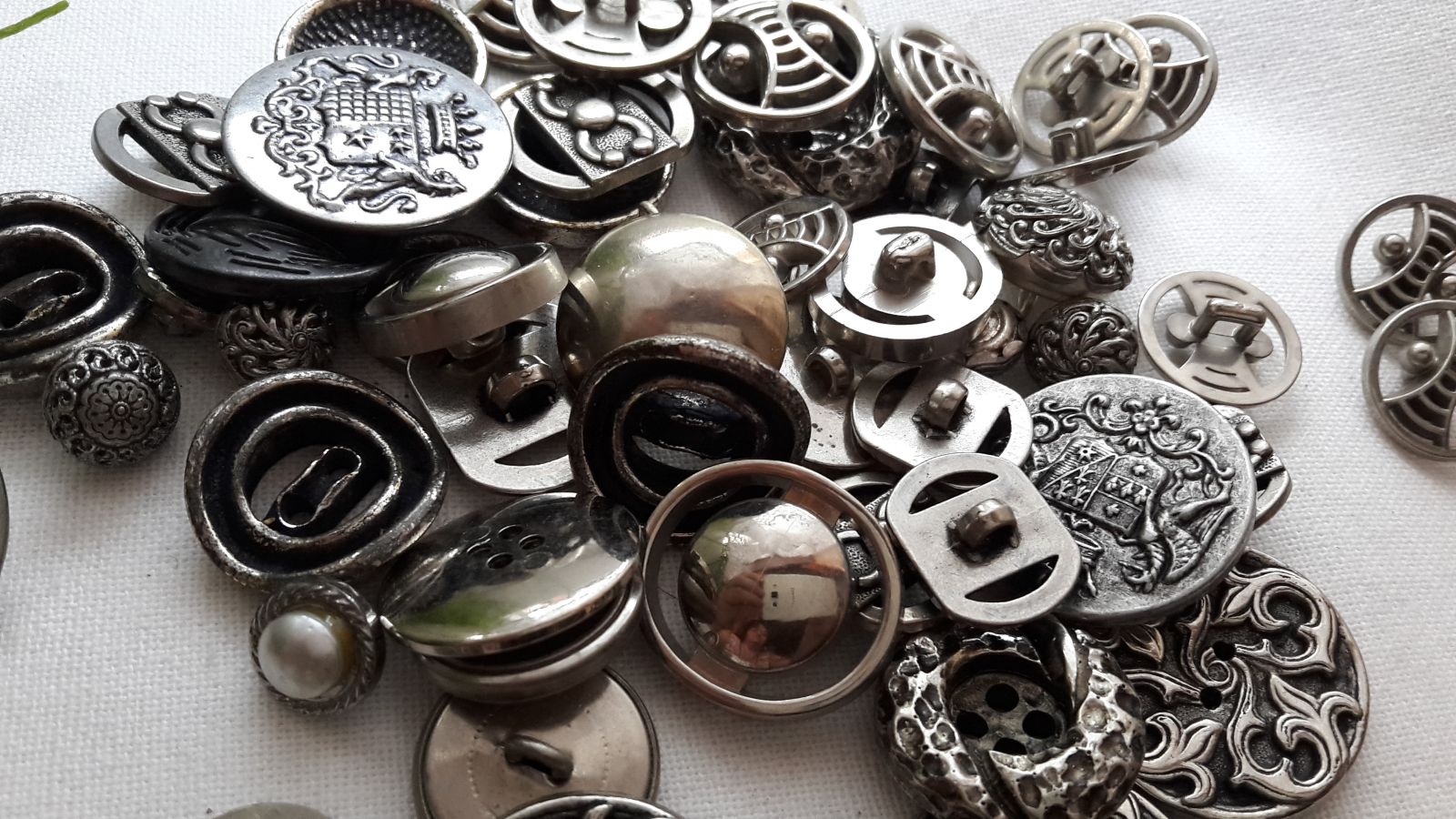 Boutons - Lot : mélange de 25 pièces coloris argents - Mercerie de la ... Boutons - Lot : mélange de 25 pièces coloris argents - Mercerie de la ...